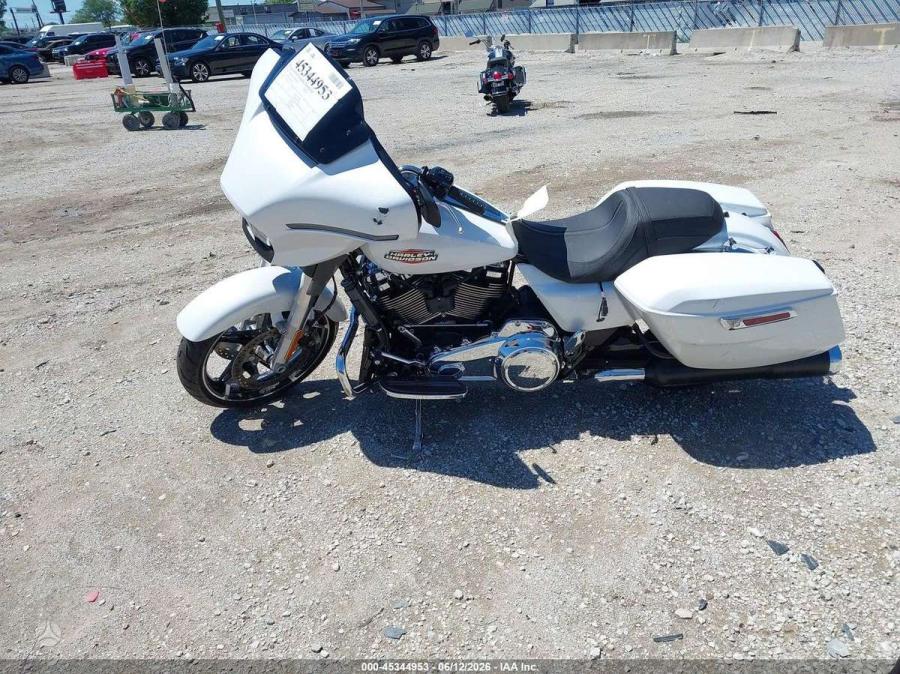 White Harley-Davidson Street Glide FLHX 2025 in Siauliai, with an engine capacity of 1.94 L and mileage of 1 thousand km for 18755 €, photo 6 on AUTOMOTO.COM.LV