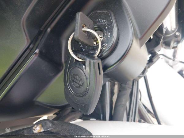 White Harley-Davidson Street Glide FLHX 2025 in Siauliai, with an engine capacity of 1.94 L and mileage of 1 thousand km for 18755 €, photo 8 on AUTOMOTO.COM.LV