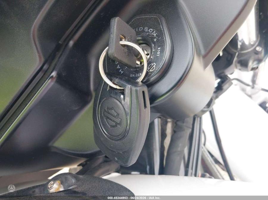 White Harley-Davidson Street Glide FLHX 2025 in Siauliai, with an engine capacity of 1.94 L and mileage of 1 thousand km for 18755 €, photo 8 on AUTOMOTO.COM.LV