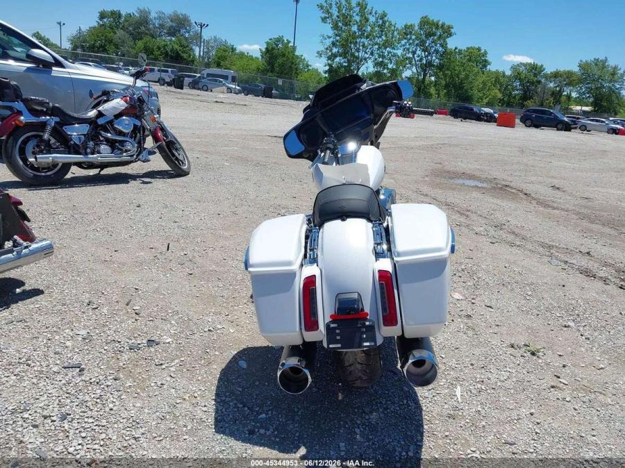 White Harley-Davidson Street Glide FLHX 2025 in Siauliai, with an engine capacity of 1.94 L and mileage of 1 thousand km for 18755 €, photo 12 on AUTOMOTO.COM.LV