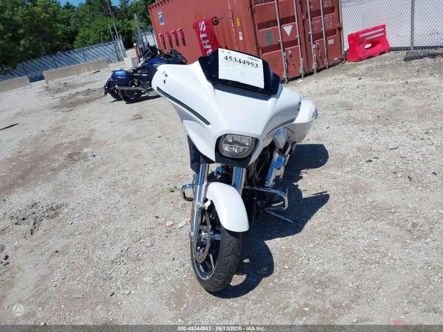 White Harley-Davidson Street Glide FLHX 2025 in Siauliai, with an engine capacity of 1.94 L and mileage of 1 thousand km for 18755 €, photo 13 on AUTOMOTO.COM.LV