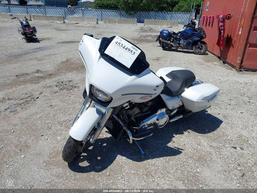 White Harley-Davidson Street Glide FLHX 2025 in Siauliai, with an engine capacity of 1.94 L and mileage of 1 thousand km for 18755 €, photo 16 on AUTOMOTO.COM.LV