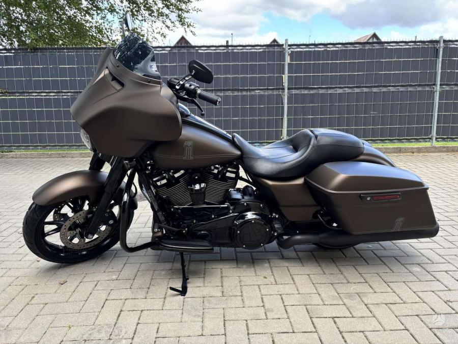 White Harley-Davidson Street Glide FLHX 2025 in Siauliai, with an engine capacity of 1.94 L and mileage of 1 thousand km for 18755 €, photo 18 on AUTOMOTO.COM.LV