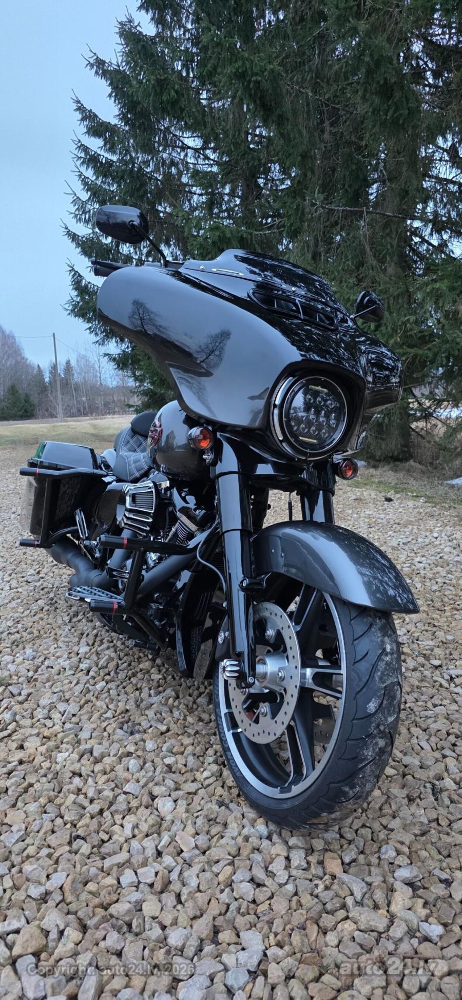 Grey Harley-Davidson Street Glide 2017 in Riga, with an engine capacity of 1.75 L and mileage of 21 thousand km for 14999 €, photo 2 on AUTOMOTO.COM.LV