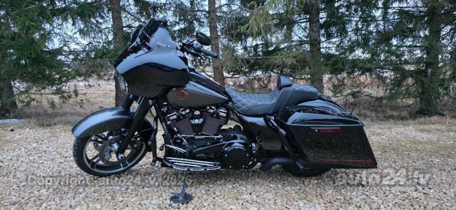 Grey Harley-Davidson Street Glide 2017 in Riga, with an engine capacity of 1.75 L and mileage of 21 thousand km for 14999 €, photo 7 on AUTOMOTO.COM.LV