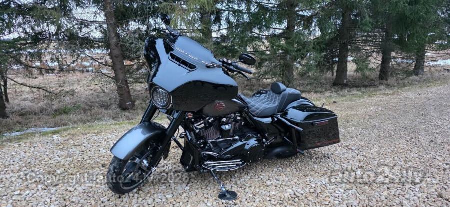 Grey Harley-Davidson Street Glide 2017 in Riga, with an engine capacity of 1.75 L and mileage of 21 thousand km for 14999 €, photo 8 on AUTOMOTO.COM.LV