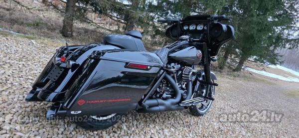 Grey Harley-Davidson Street Glide 2017 in Riga, with an engine capacity of 1.75 L and mileage of 21 thousand km for 14999 €, photo 4 on AUTOMOTO.COM.LV