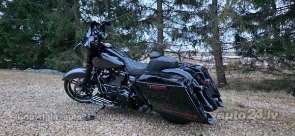 Grey Harley-Davidson Street Glide 2017 in Riga, with an engine capacity of 1.75 L and mileage of 21 thousand km for 14999 €, photo 6 on AUTOMOTO.COM.LV