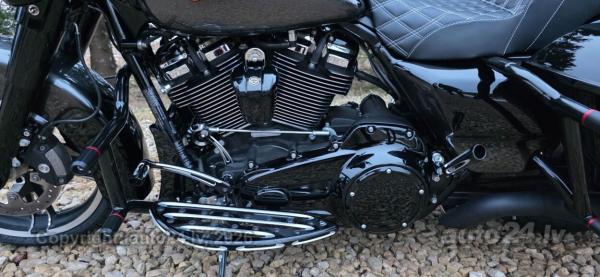 Grey Harley-Davidson Street Glide 2017 in Riga, with an engine capacity of 1.75 L and mileage of 21 thousand km for 14999 €, photo 11 on AUTOMOTO.COM.LV