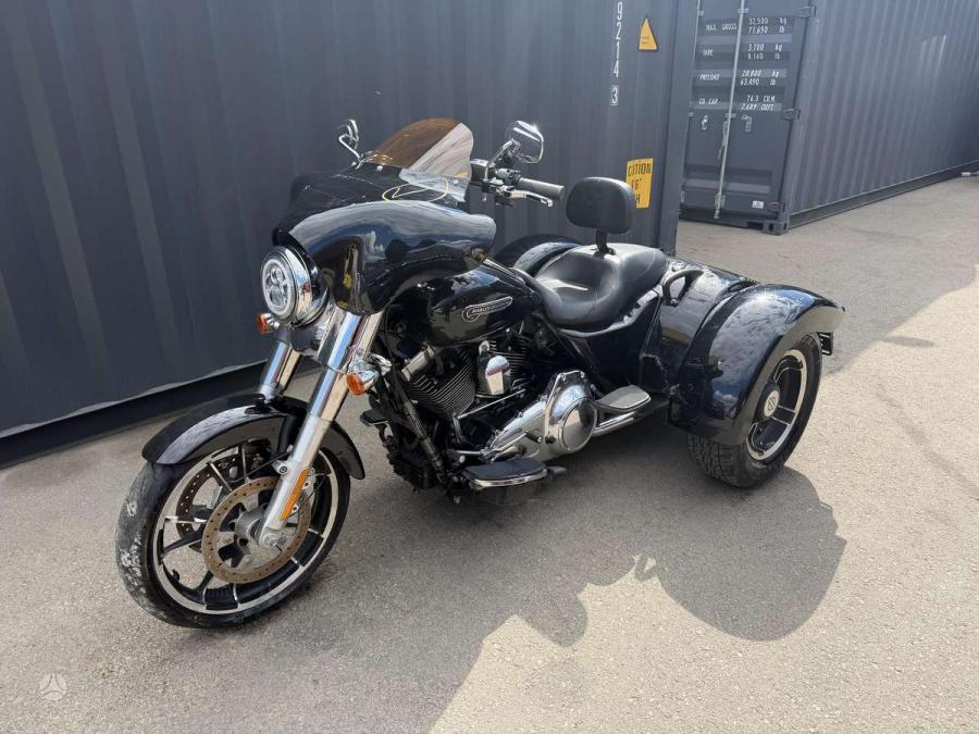 Черный Харли-Девидсон Tri Glide Ultra 2016 в Каунас, объемом двигателя 1.69 л и пробегом 13 тыс. км за 14999 €, фото 1 на AUTOMOTO.COM.LV