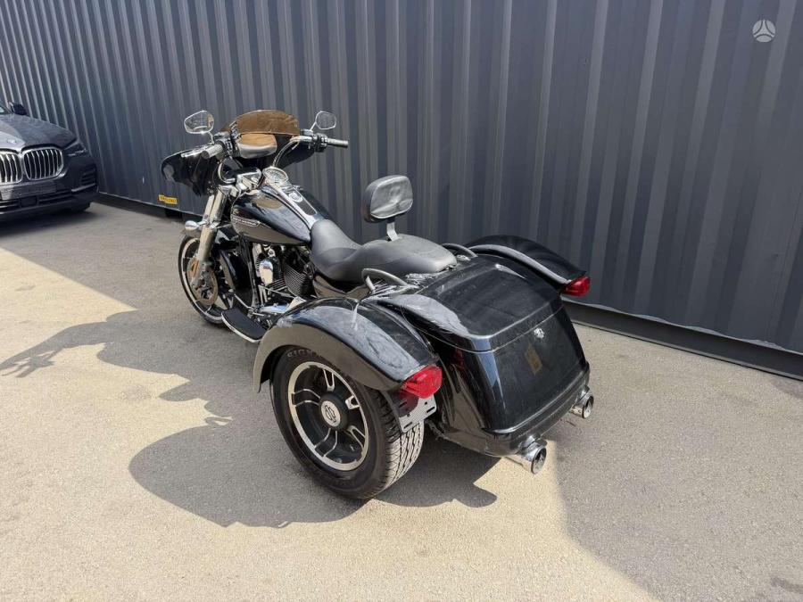 Черный Харли-Девидсон Tri Glide Ultra 2016 в Каунас, объемом двигателя 1.69 л и пробегом 13 тыс. км за 14999 €, фото 4 на AUTOMOTO.COM.LV