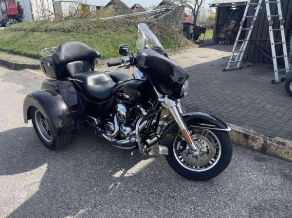 Red Harley-Davidson Tri Glide Ultra 2014 in Kaunas, with an engine capacity of 1.60 L and mileage of 48 thousand km for 13900 €, photo 3 on AUTOMOTO.COM.LV