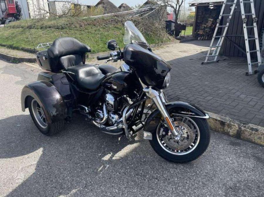 Red Harley-Davidson Tri Glide Ultra 2014 in Kaunas, with an engine capacity of 1.60 L and mileage of 48 thousand km for 13900 €, photo 3 on AUTOMOTO.COM.LV