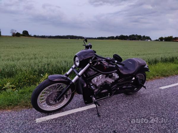 Melns Harley-Davidson V-Rod 2003 Tallina, ar dzinēja tilpumu 1.13 L un nobraukumu 40 tūkst. km par 7300 €, foto 2 vietnē AUTOMOTO.COM.LV