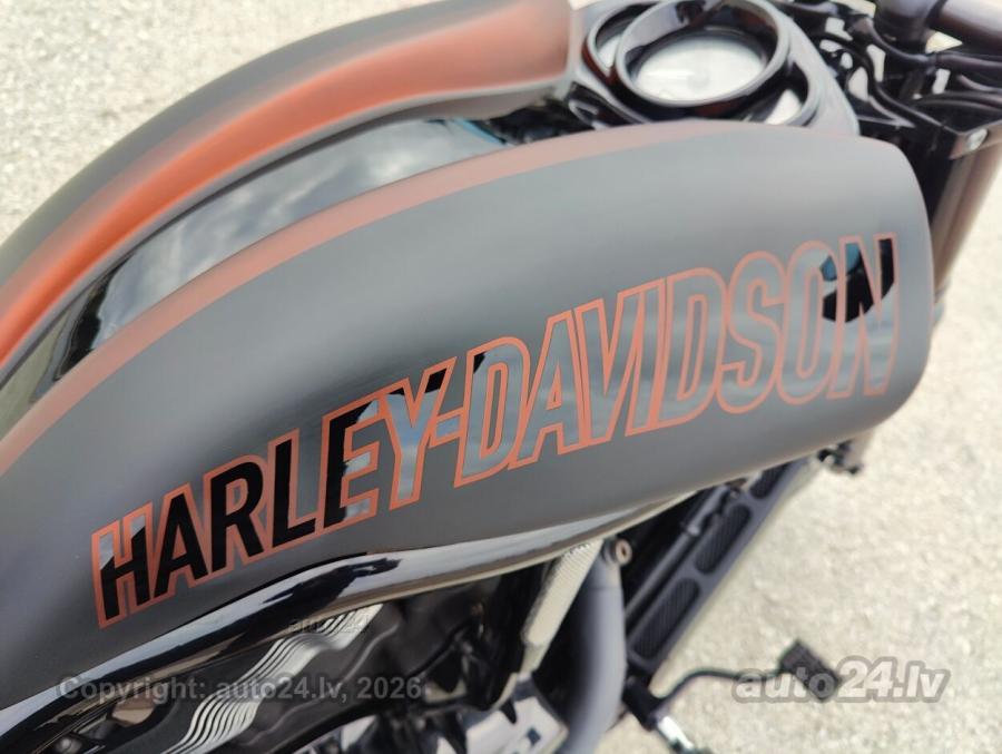 Black Harley-Davidson V-Rod 2007 in Tallinn, with an engine capacity of 1.25 L and mileage of 12 thousand km for 33000 €, photo 8 on AUTOMOTO.COM.LV