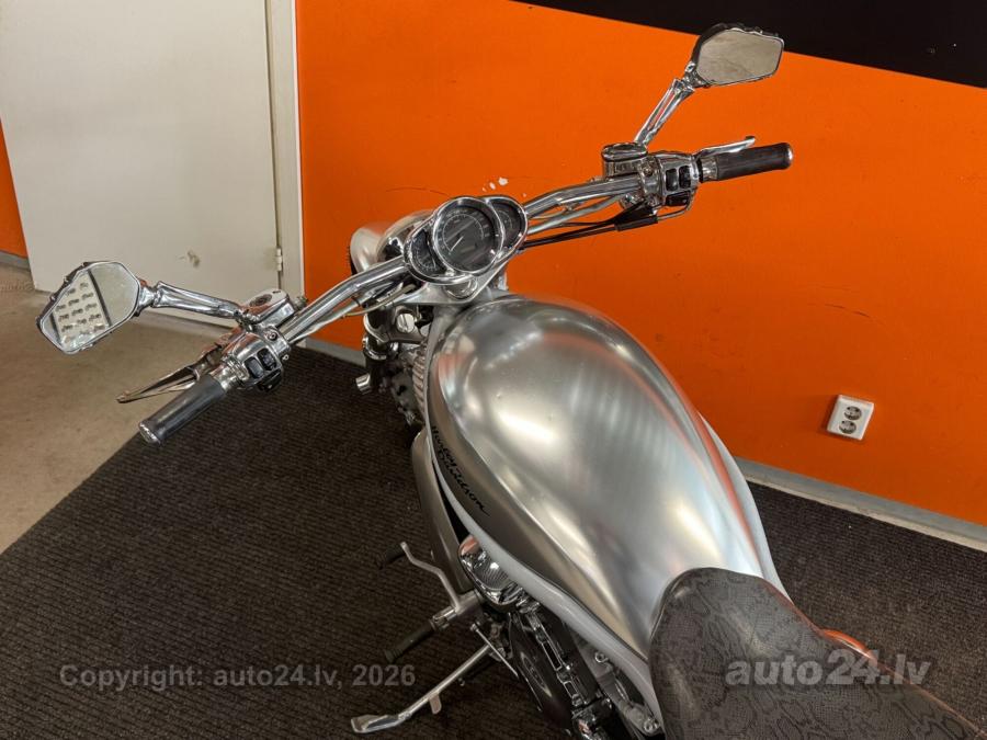 Grey Harley-Davidson V-Rod 2002 in Tartu, with an engine capacity of 1.13 L and mileage of 39 thousand km for 6290 €, photo 10 on AUTOMOTO.COM.LV