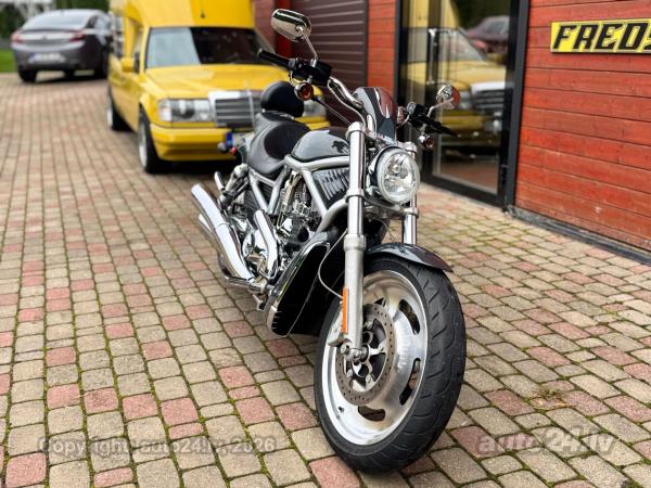 Pelēks Harley-Davidson V-Rod 2007 Tallina, ar dzinēja tilpumu 1.13 L un nobraukumu 19 tūkst. km par 8800 €, foto 4 vietnē AUTOMOTO.COM.LV