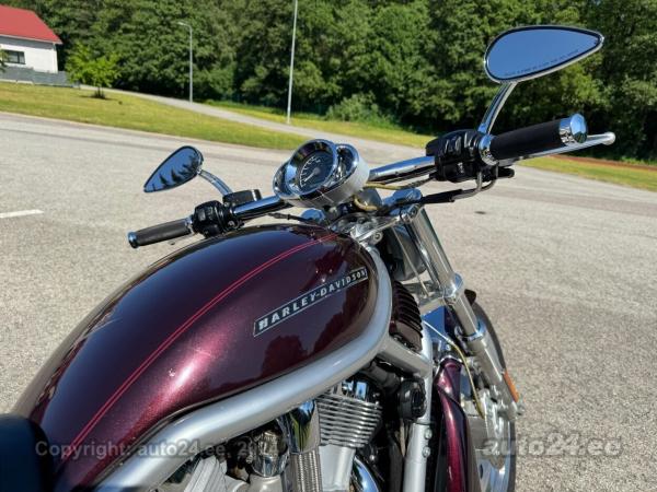 Sarkans Harley-Davidson V-Rod 2007 Tallina, ar dzinēja tilpumu 1.13 L un nobraukumu 12 tūkst. km par 9500 €, foto 1 vietnē AUTOMOTO.COM.LV