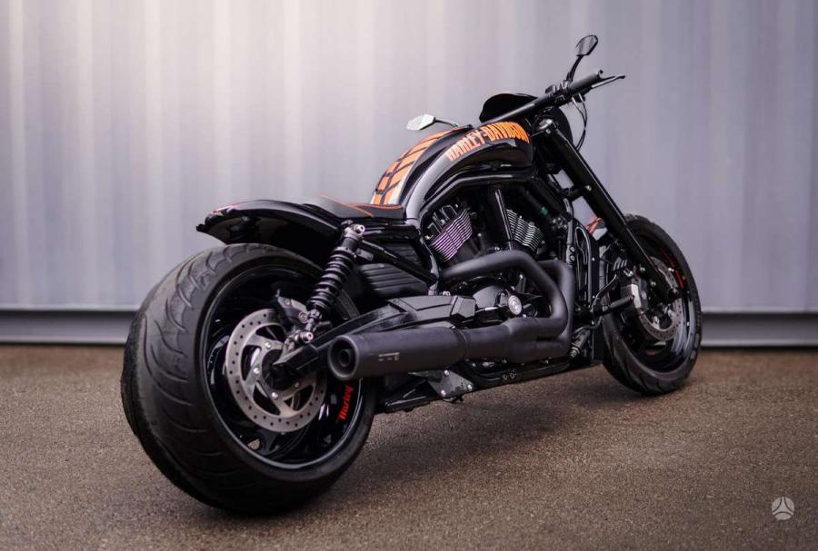 Melns Harley-Davidson VRSCDX 2010 Kauņa, ar dzinēja tilpumu 1.25 L un nobraukumu 30 tūkst. km par 20202 €, foto 3 vietnē AUTOMOTO.COM.LV