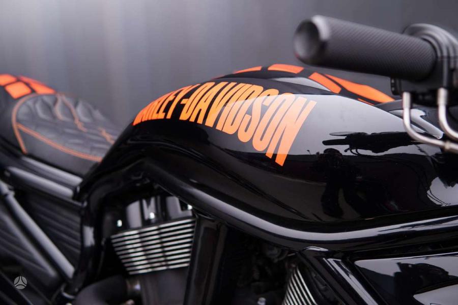 Melns Harley-Davidson VRSCDX 2010 Kauņa, ar dzinēja tilpumu 1.25 L un nobraukumu 30 tūkst. km par 20202 €, foto 5 vietnē AUTOMOTO.COM.LV