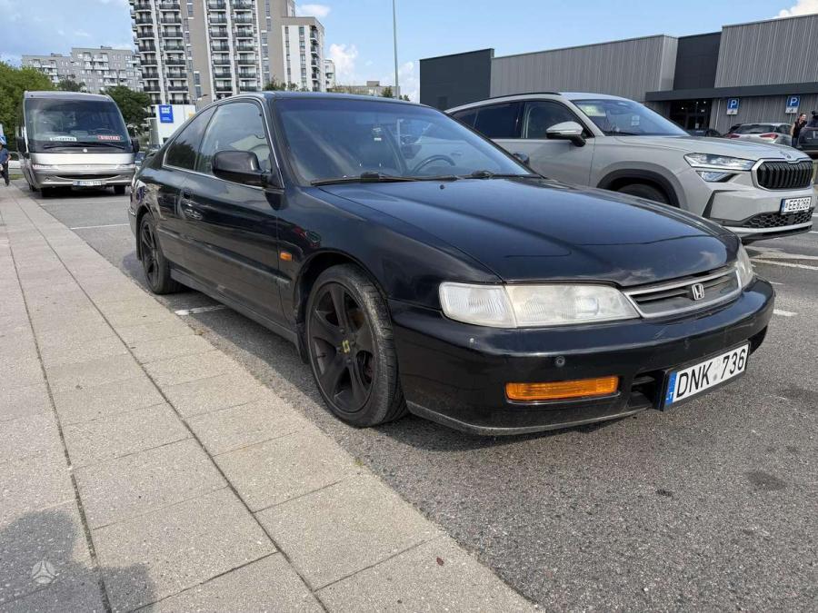 Melns Honda Accord 1998 Viļņa, ar dzinēja tilpumu 2.16 L un nobraukumu 293 tūkst. km par 750 €, foto 1 vietnē AUTOMOTO.COM.LV