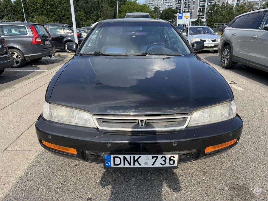 Melns Honda Accord 1998 Viļņa, ar dzinēja tilpumu 2.16 L un nobraukumu 293 tūkst. km par 750 €, foto 3 vietnē AUTOMOTO.COM.LV
