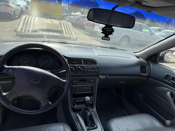 Melns Honda Accord 1998 Viļņa, ar dzinēja tilpumu 2.16 L un nobraukumu 293 tūkst. km par 750 €, foto 7 vietnē AUTOMOTO.COM.LV