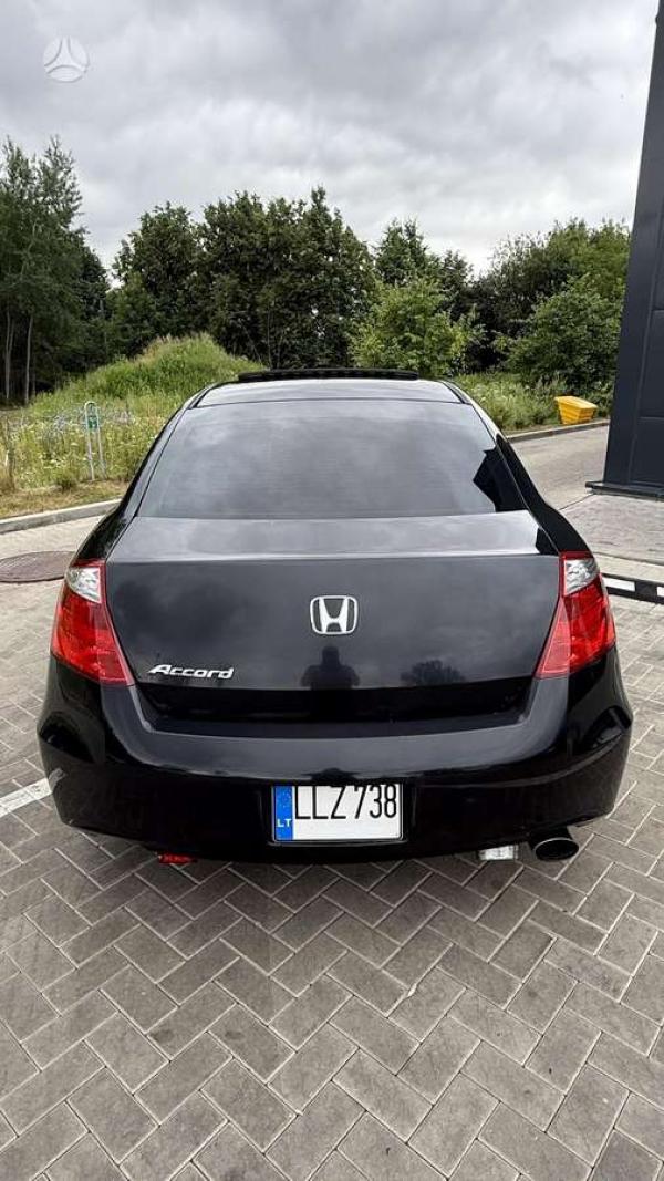 Black Honda Accord 2008 in Vilnius, with an engine capacity of 2.35 L and mileage of 400 thousand km for 3600 €, photo 6 on AUTOMOTO.COM.LV