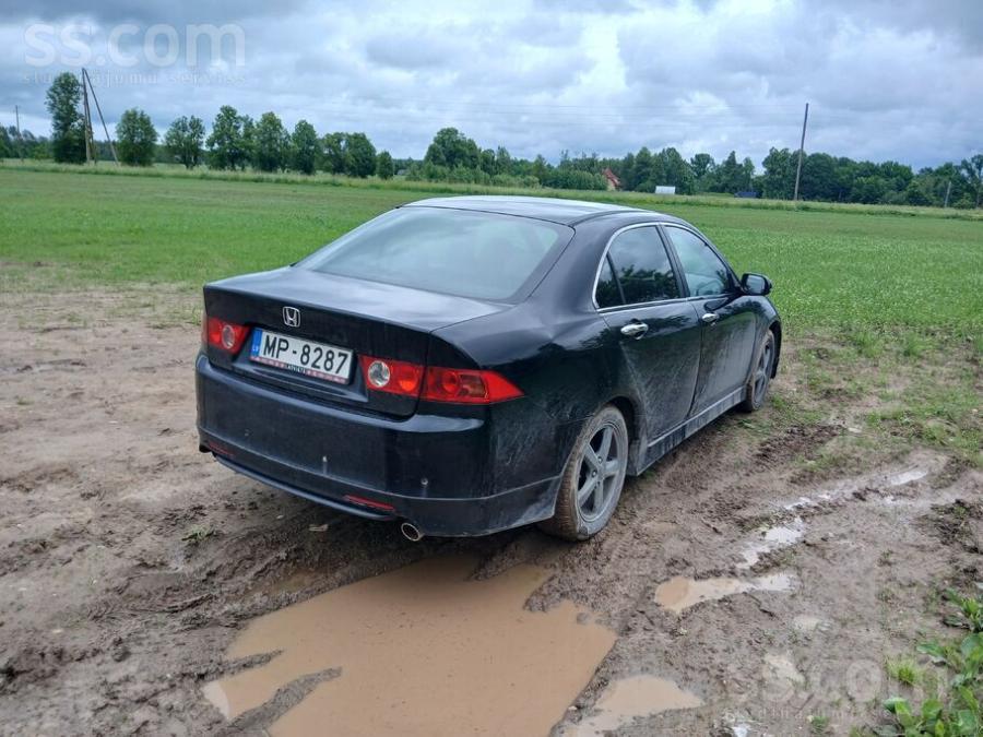 Melns Honda Accord 2003 Dobele, ar dzinēja tilpumu 2.40 L un nobraukumu 307 tūkst. km par 1300 €, foto 2 vietnē AUTOMOTO.COM.LV