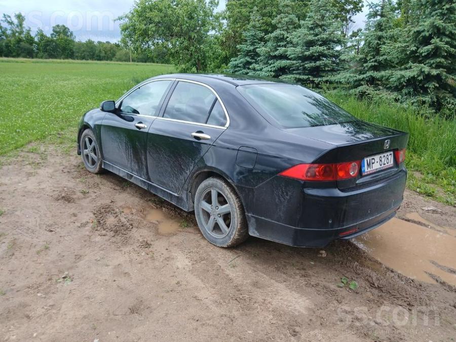 Melns Honda Accord 2003 Dobele, ar dzinēja tilpumu 2.40 L un nobraukumu 307 tūkst. km par 1300 €, foto 4 vietnē AUTOMOTO.COM.LV