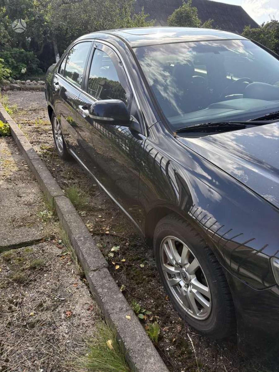 Black Honda Accord 2004 in Plunge, with an engine capacity of 2.20 L and mileage of 280 thousand km for 700 €, photo 4 on AUTOMOTO.COM.LV