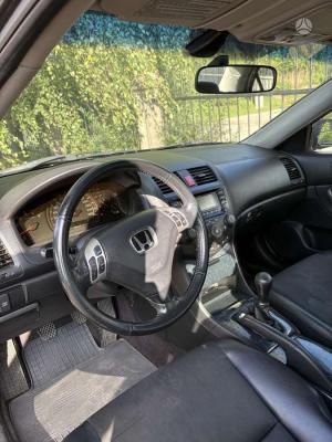 Black Honda Accord 2004 in Plunge, with an engine capacity of 2.20 L and mileage of 280 thousand km for 700 €, photo 7 on AUTOMOTO.COM.LV
