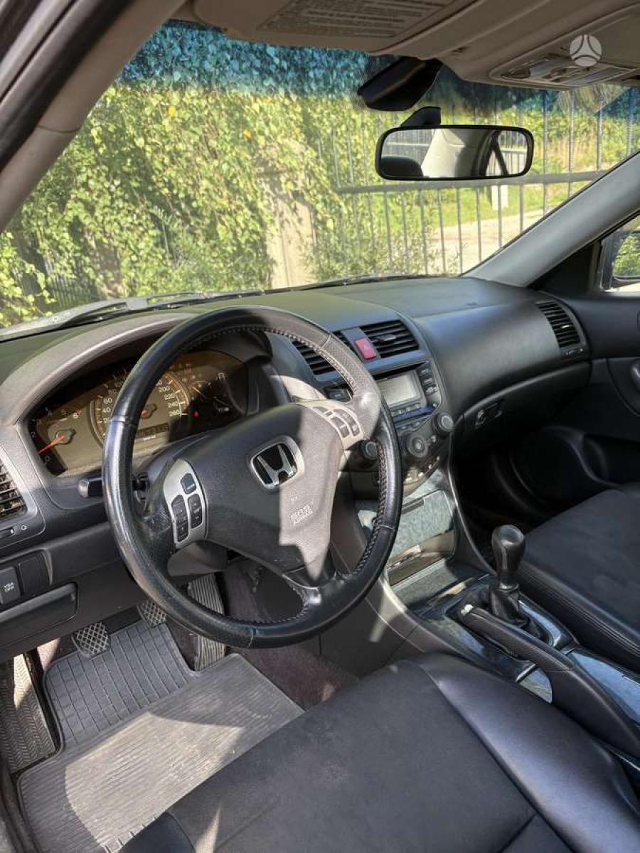 Black Honda Accord 2004 in Plunge, with an engine capacity of 2.20 L and mileage of 280 thousand km for 700 €, photo 7 on AUTOMOTO.COM.LV