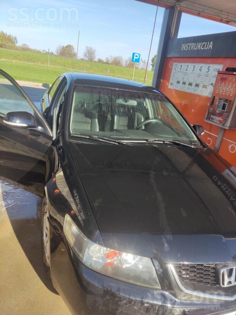 Black Honda Accord 2004 in Jekabpils, with an engine capacity of 2.20 L and mileage of 0 thousand km for 1500 €, photo 4 on AUTOMOTO.COM.LV