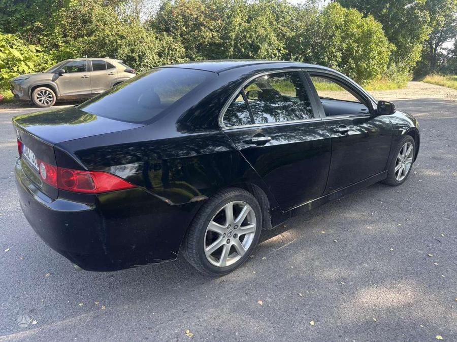 Black Honda Accord 2005 in Vilnius, with an engine capacity of 2.35 L and mileage of 370 thousand km for 1500 €, photo 4 on AUTOMOTO.COM.LV