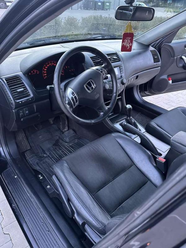 Black Honda Accord 2005 in Vilnius, with an engine capacity of 2.20 L and mileage of 320 thousand km for 1500 €, photo 4 on AUTOMOTO.COM.LV