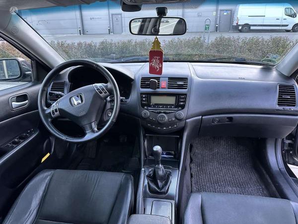 Black Honda Accord 2005 in Vilnius, with an engine capacity of 2.20 L and mileage of 320 thousand km for 1500 €, photo 7 on AUTOMOTO.COM.LV