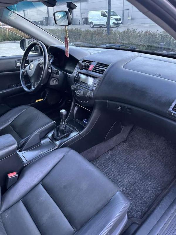Black Honda Accord 2005 in Vilnius, with an engine capacity of 2.20 L and mileage of 320 thousand km for 1500 €, photo 8 on AUTOMOTO.COM.LV