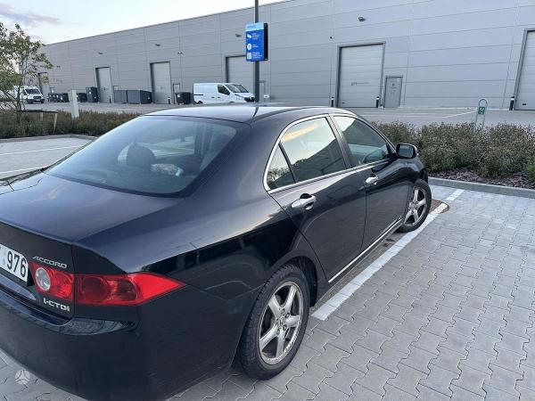 Black Honda Accord 2005 in Vilnius, with an engine capacity of 2.20 L and mileage of 320 thousand km for 1500 €, photo 11 on AUTOMOTO.COM.LV