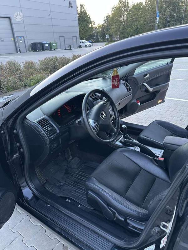 Black Honda Accord 2005 in Vilnius, with an engine capacity of 2.20 L and mileage of 320 thousand km for 1500 €, photo 1 on AUTOMOTO.COM.LV