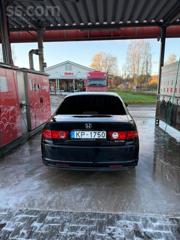 Black Honda Accord 2006 in Jelgava, with an engine capacity of 2.20 L and mileage of 289 thousand km for 2700 €, photo 4 on AUTOMOTO.COM.LV