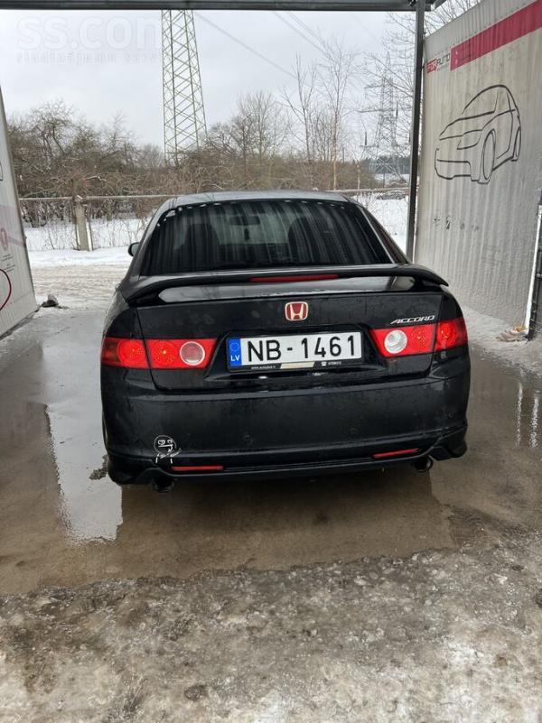 Black Honda Accord 2006 in Riga, with an engine capacity of 2.40 L and mileage of 203 thousand km for 3000 €, photo 4 on AUTOMOTO.COM.LV