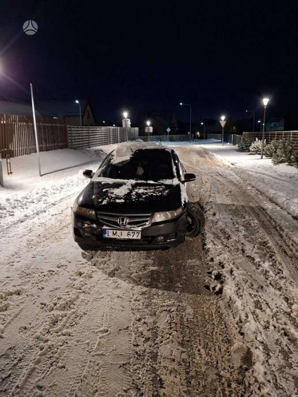 Black Honda Accord 2006 in Kaunas, with an engine capacity of 2.00 L and mileage of 376 thousand km for 950 €, photo 3 on AUTOMOTO.COM.LV