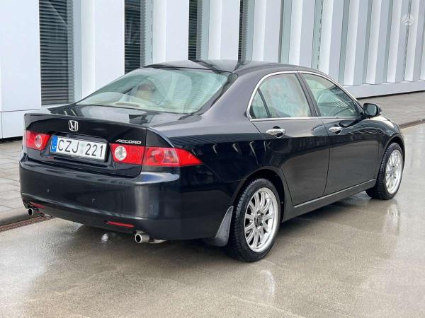 Melns Honda Accord 2006 Viļņa, ar dzinēja tilpumu 2.35 L un nobraukumu 320 tūkst. km par 1250 €, foto 3 vietnē AUTOMOTO.COM.LV