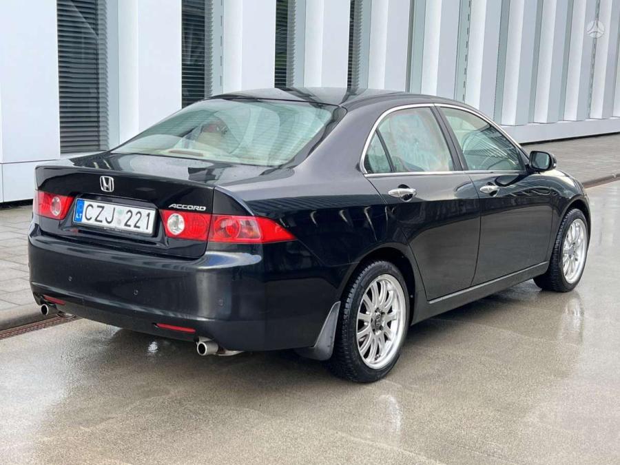 Black Honda Accord 2006 in Vilnius, with an engine capacity of 2.35 L and mileage of 320 thousand km for 1250 €, photo 4 on AUTOMOTO.COM.LV