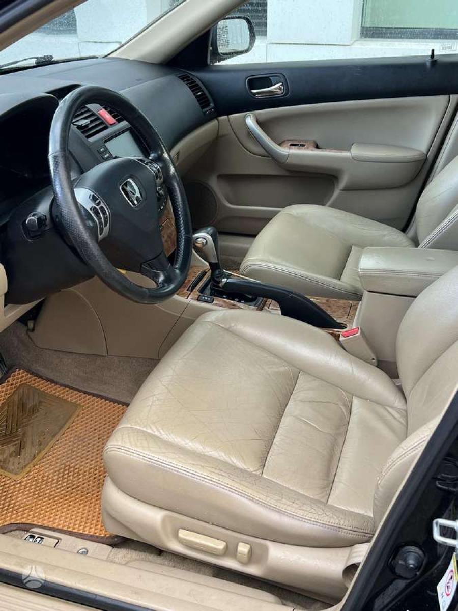 Black Honda Accord 2006 in Vilnius, with an engine capacity of 2.35 L and mileage of 320 thousand km for 1250 €, photo 8 on AUTOMOTO.COM.LV
