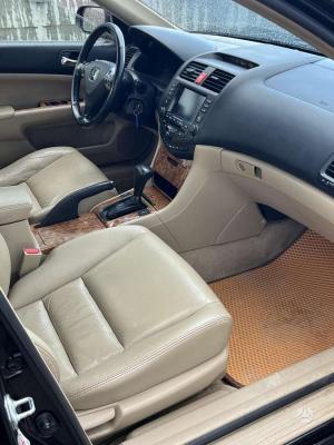 Black Honda Accord 2006 in Vilnius, with an engine capacity of 2.35 L and mileage of 320 thousand km for 1250 €, photo 9 on AUTOMOTO.COM.LV