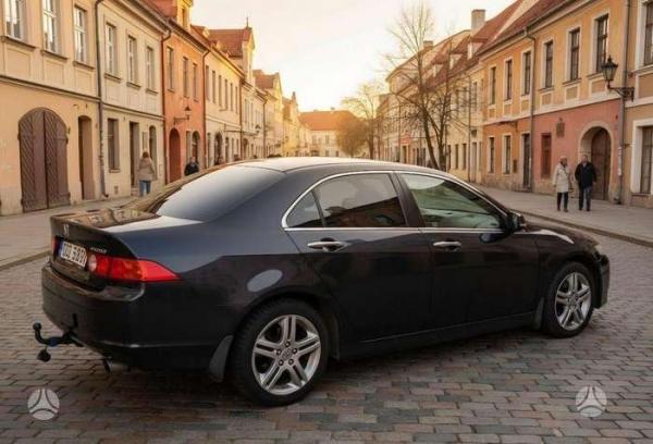 Black Honda Accord 2008 in Siauliai, with an engine capacity of 2.00 L and mileage of 172 thousand km for 3850 €, photo 5 on AUTOMOTO.COM.LV