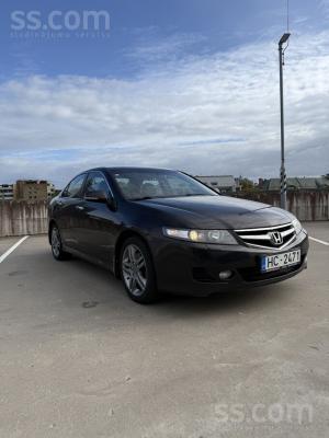 Black Honda Accord 2008 in Riga, with an engine capacity of 2.00 L and mileage of 233 thousand km for 2199 €, photo 3 on AUTOMOTO.COM.LV