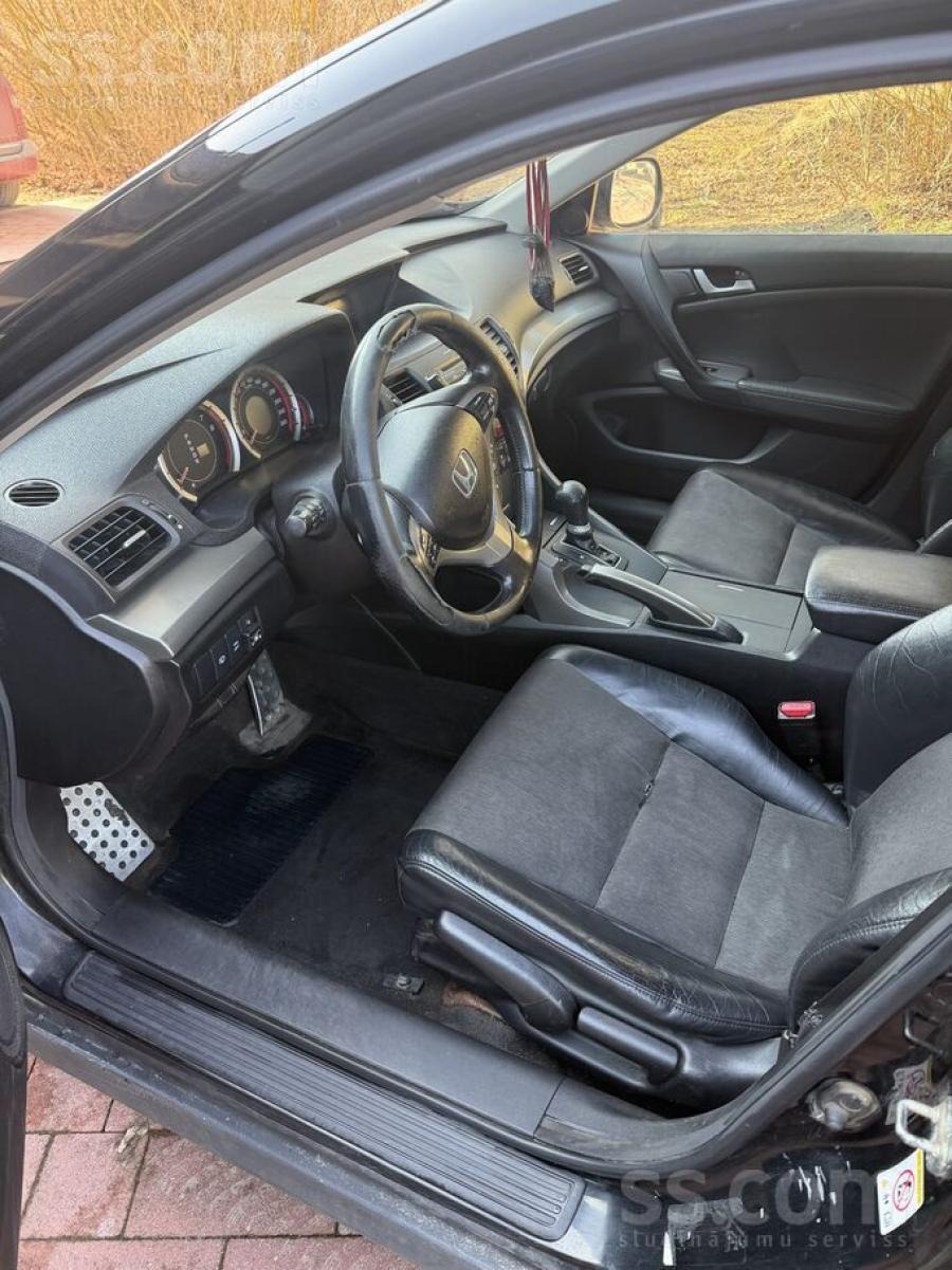 Black Honda Accord 2009 in Kuldiga, with an engine capacity of 2.40 L and mileage of 487 thousand km for 1650 €, photo 6 on AUTOMOTO.COM.LV